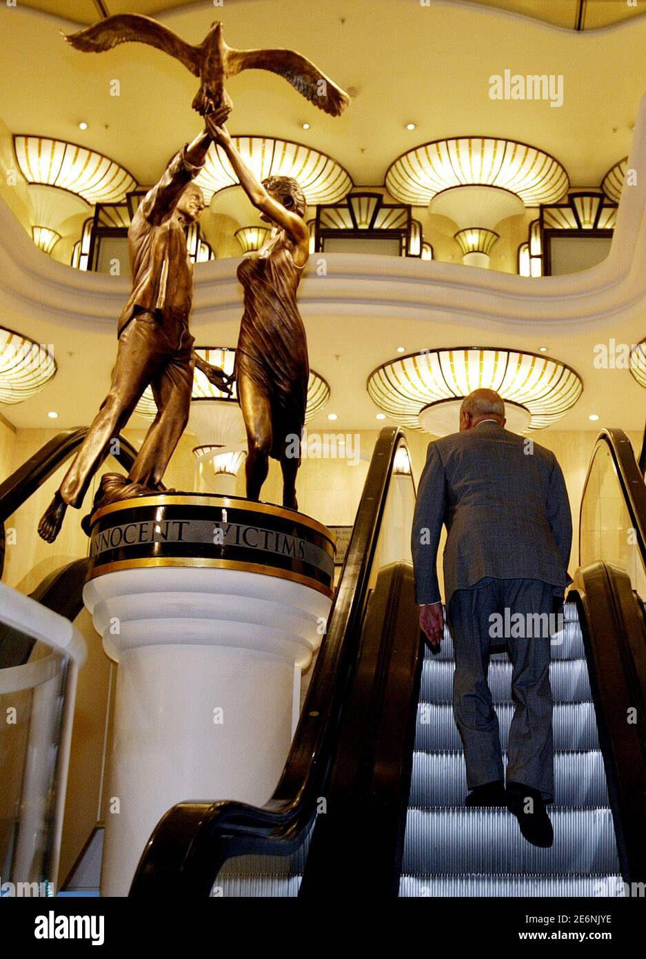 Harrods statue diana hi-res stock photography and images - Alamy