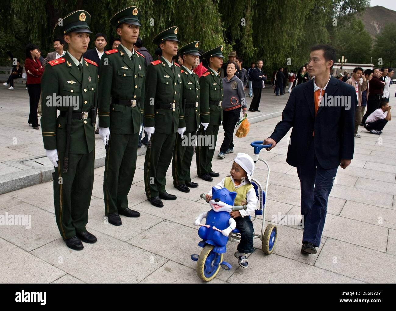 Lhasa potala and chinese soldiers hi-res stock photography and images ...