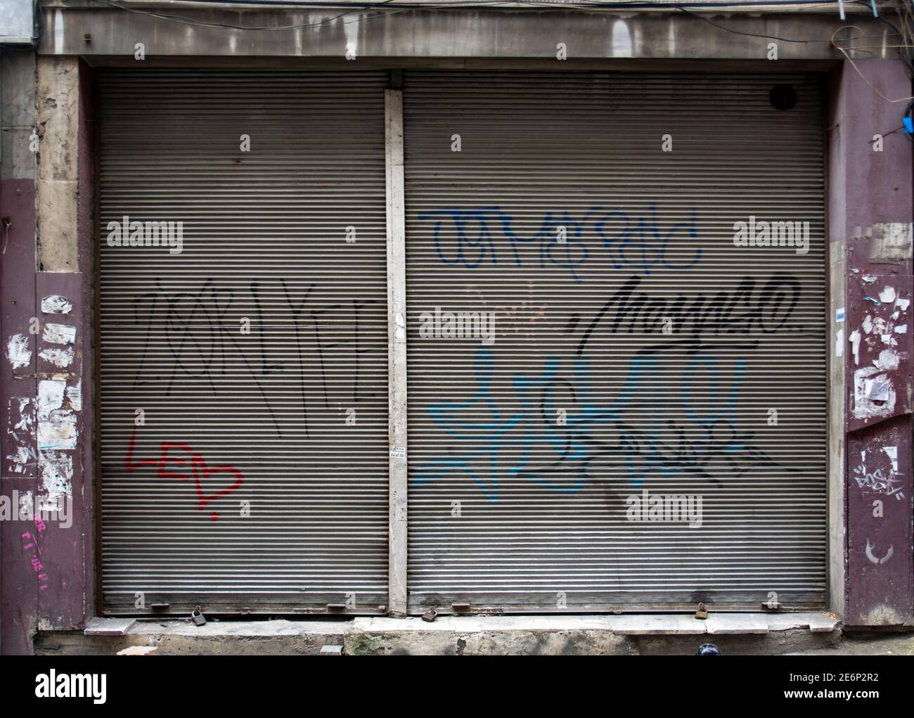 Closed shop shutters hi-res stock photography and images - Alamy