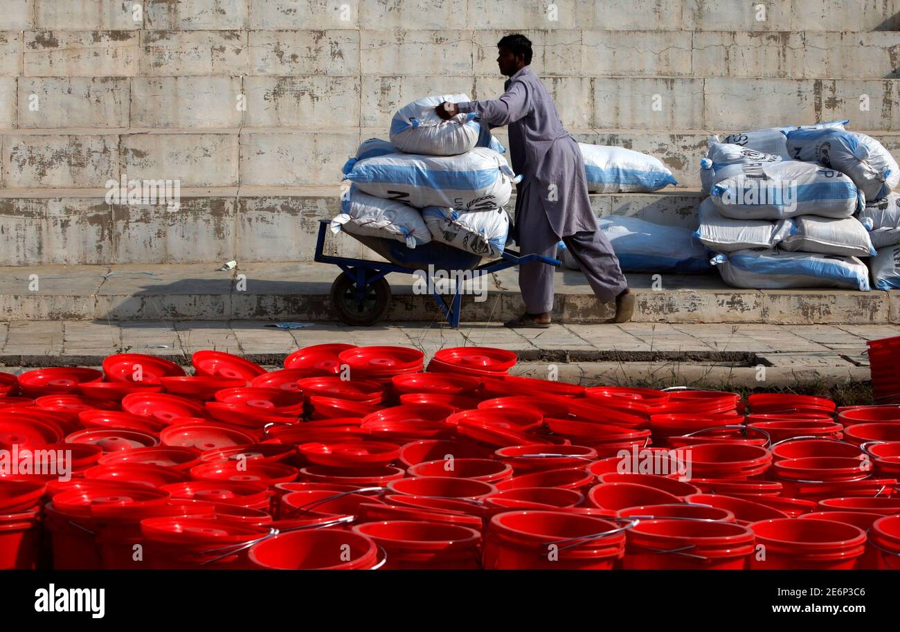 Wheelbarrow military hi-res stock photography and images - Alamy