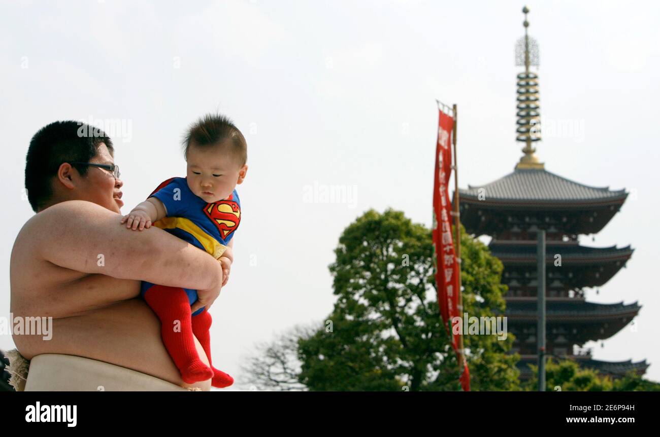Sumo crying baby contest hi-res stock photography and images - Alamy