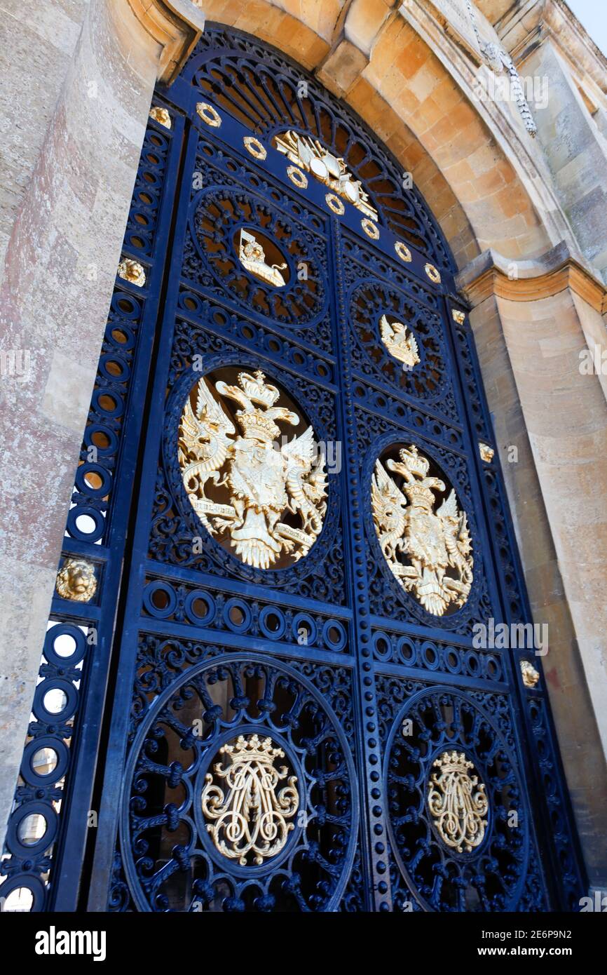 English mansion house gates hi-res stock photography and images - Alamy