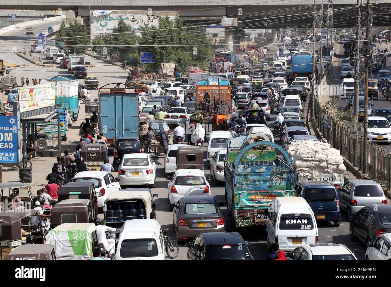 Karachi, Pakistan. 29th Jan 2021: A large number of vehicles stuck in ...