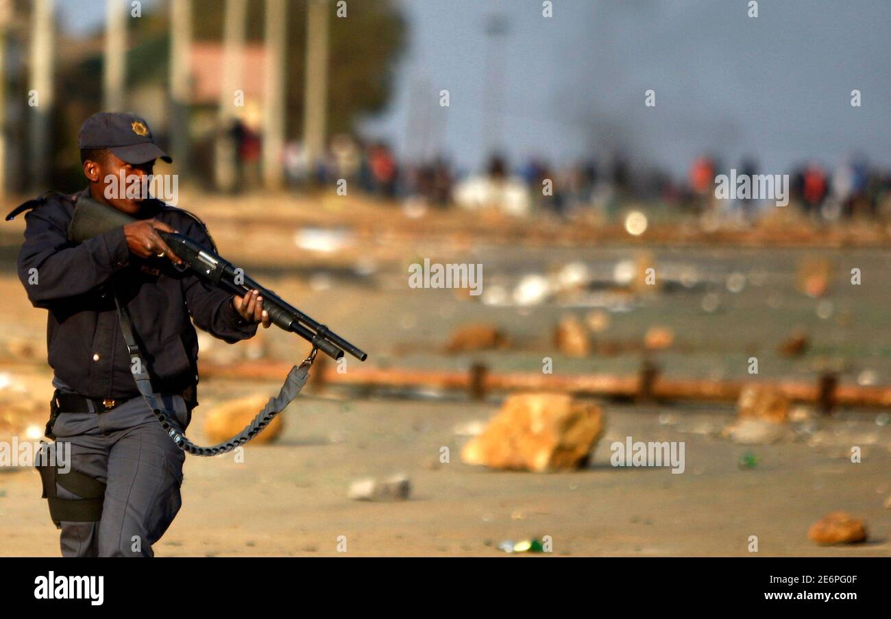 South africa police poor hi-res stock photography and images - Alamy