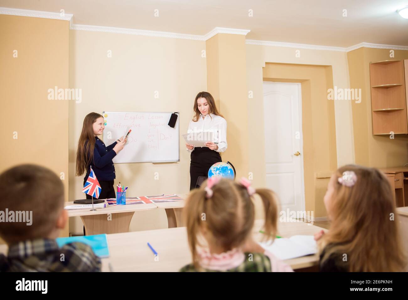 Teacher teaching lesson to elementary school pupils Stock Photo - Alamy