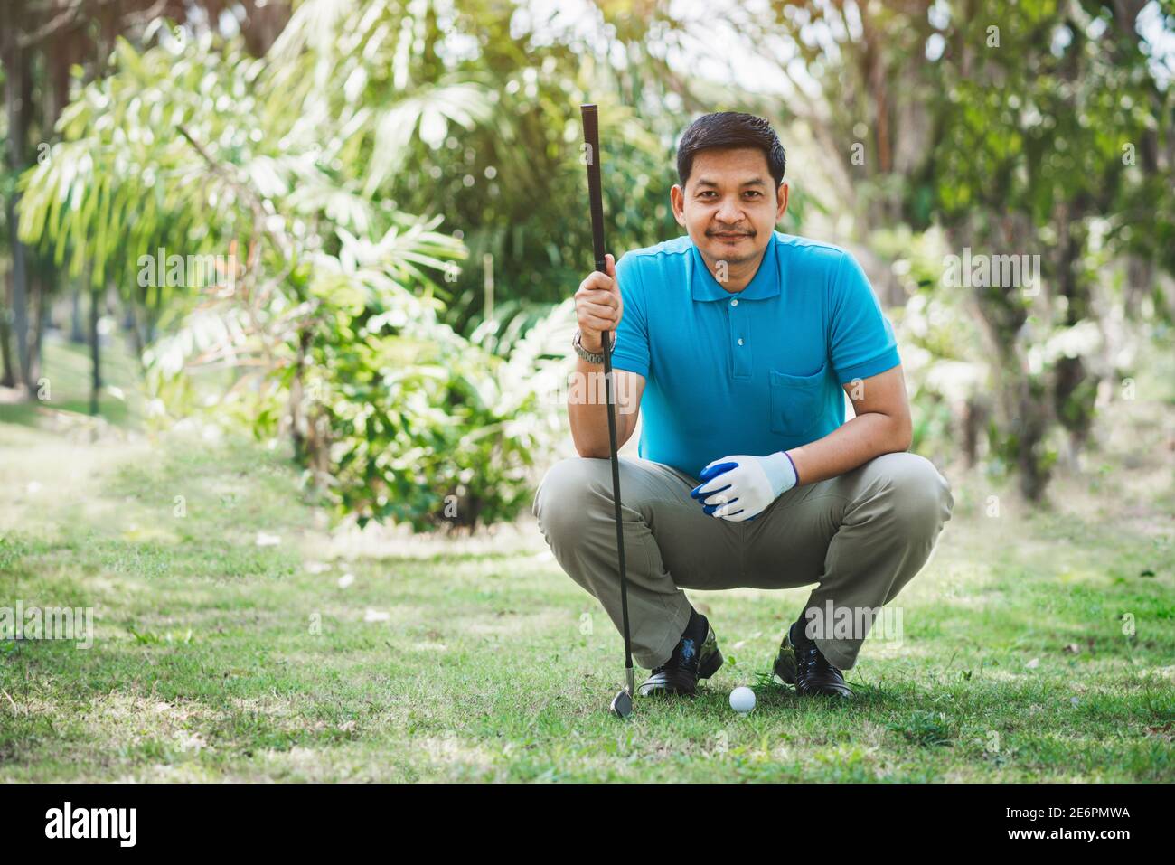 Golf ball sitting on tee hi-res stock photography and images - Alamy