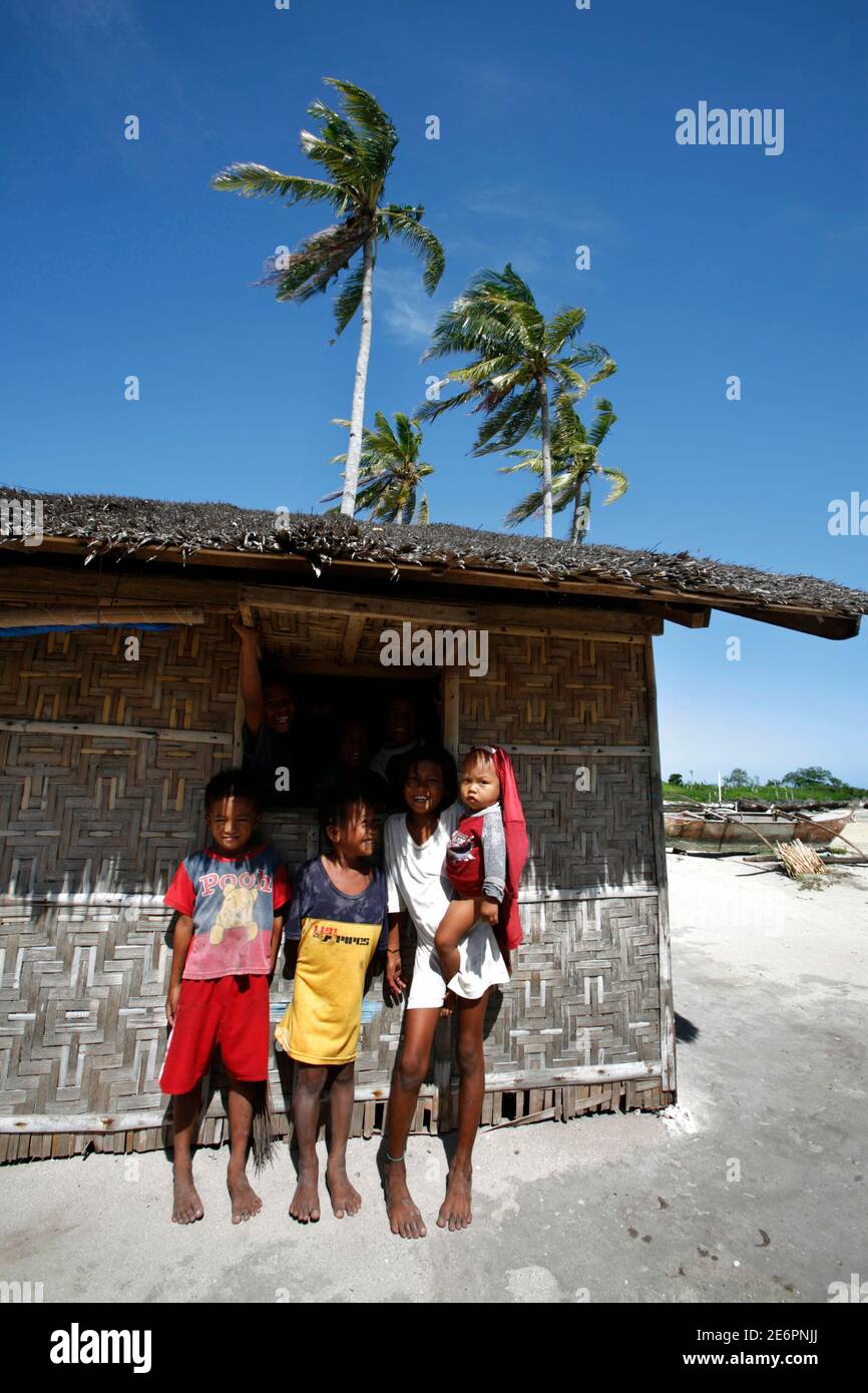Children hut philippines hi-res stock photography and images - Alamy