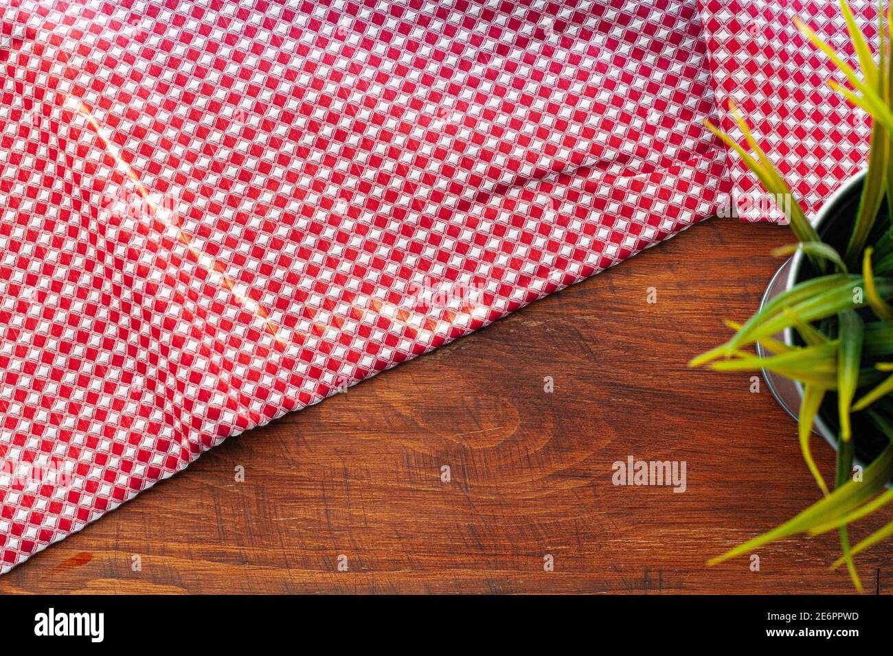 Red white squared table cloth hi-res stock photography and images - Alamy