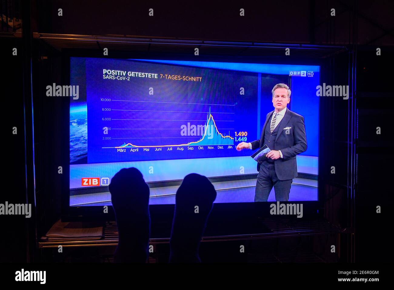 News presenter hi-res stock photography and images - Alamy