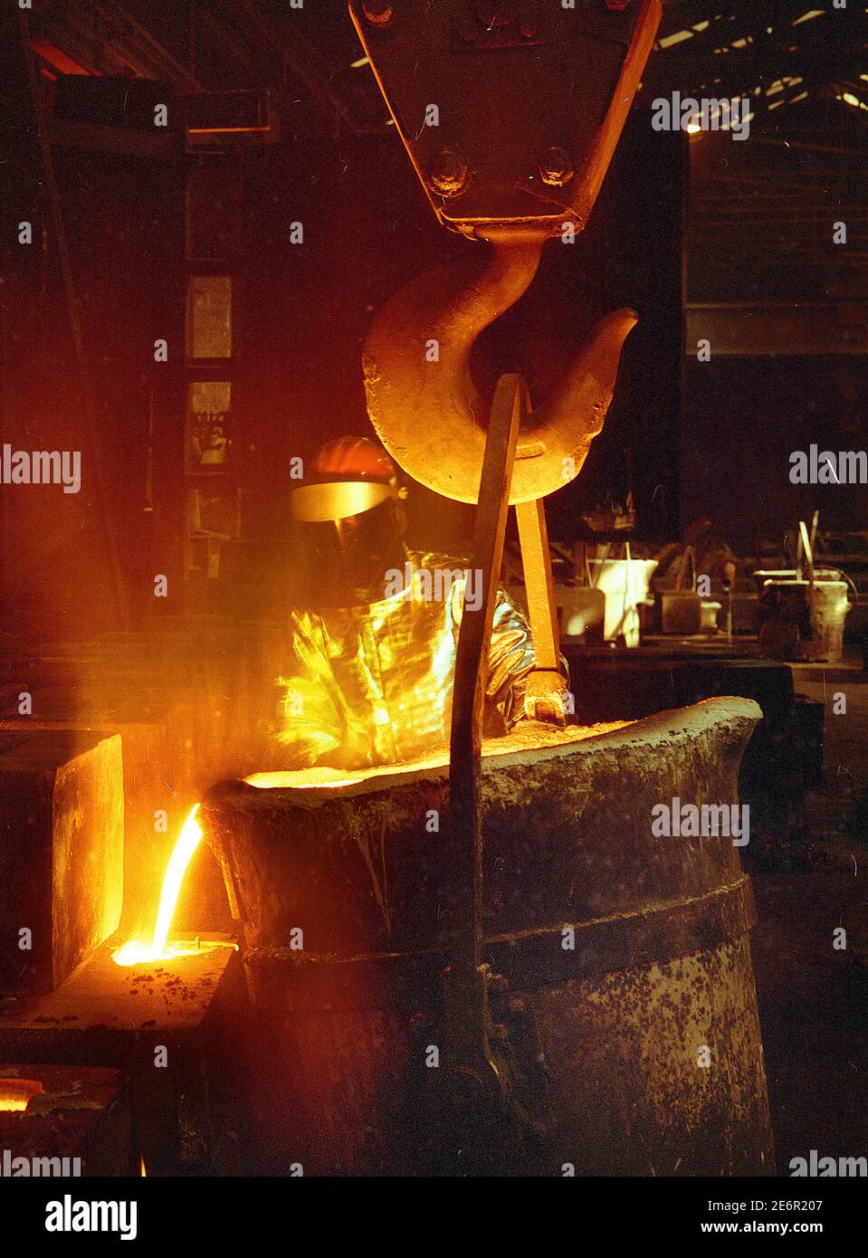 Worker pouring molten iron hi-res stock photography and images - Alamy