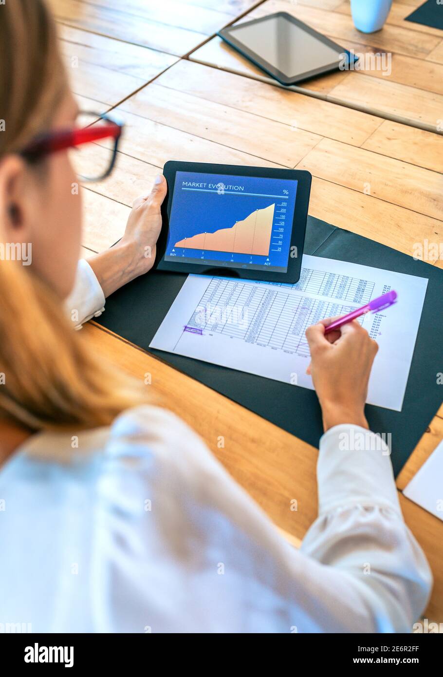 Analyzing market hi-res stock photography and images - Alamy