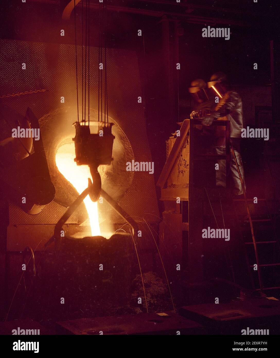 Foundry pouring liquid metal hi-res stock photography and images - Alamy