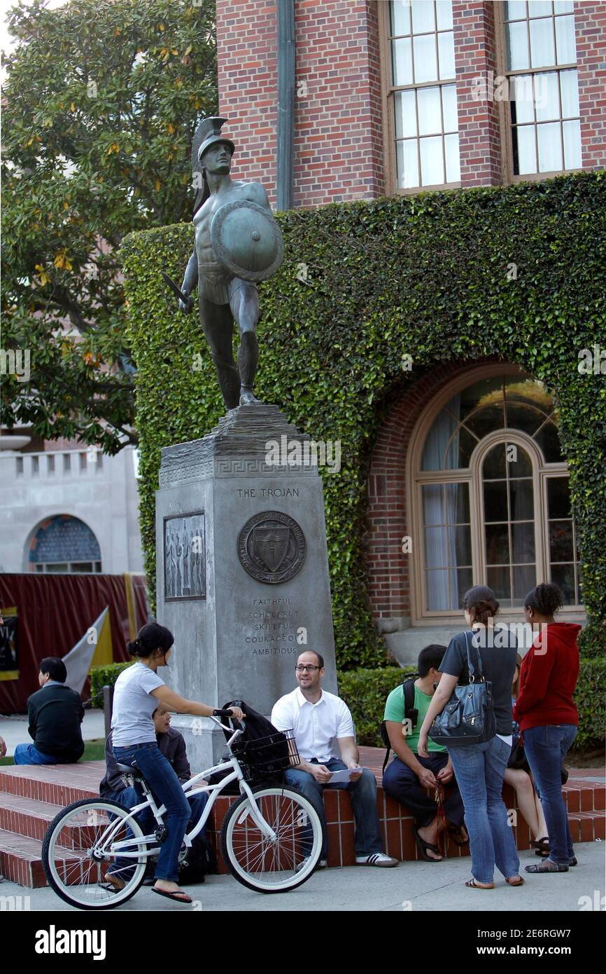 Tommy trojan statue hi-res stock photography and images - Alamy