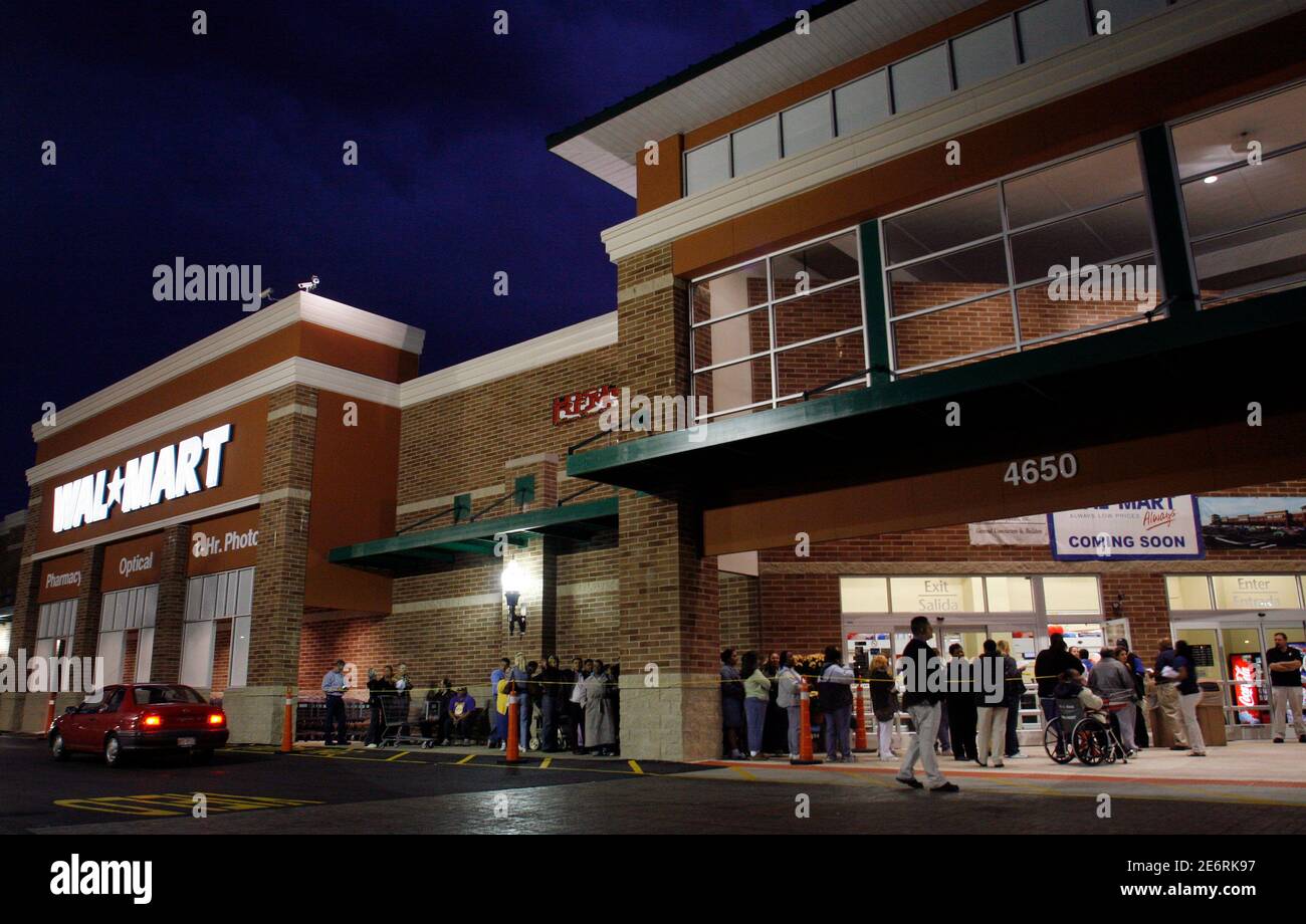 Customers in line wal mart hi-res stock photography and images - Alamy