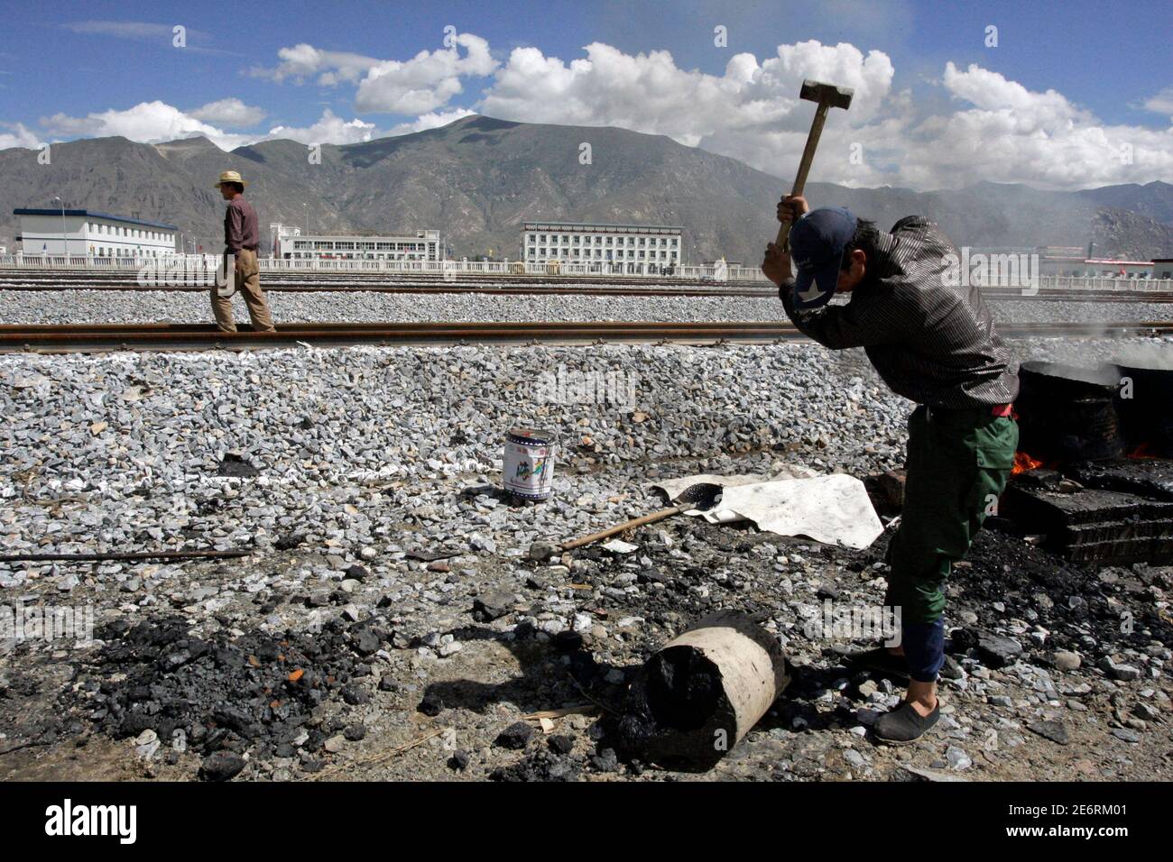 Golmud railway station hi-res stock photography and images - Alamy
