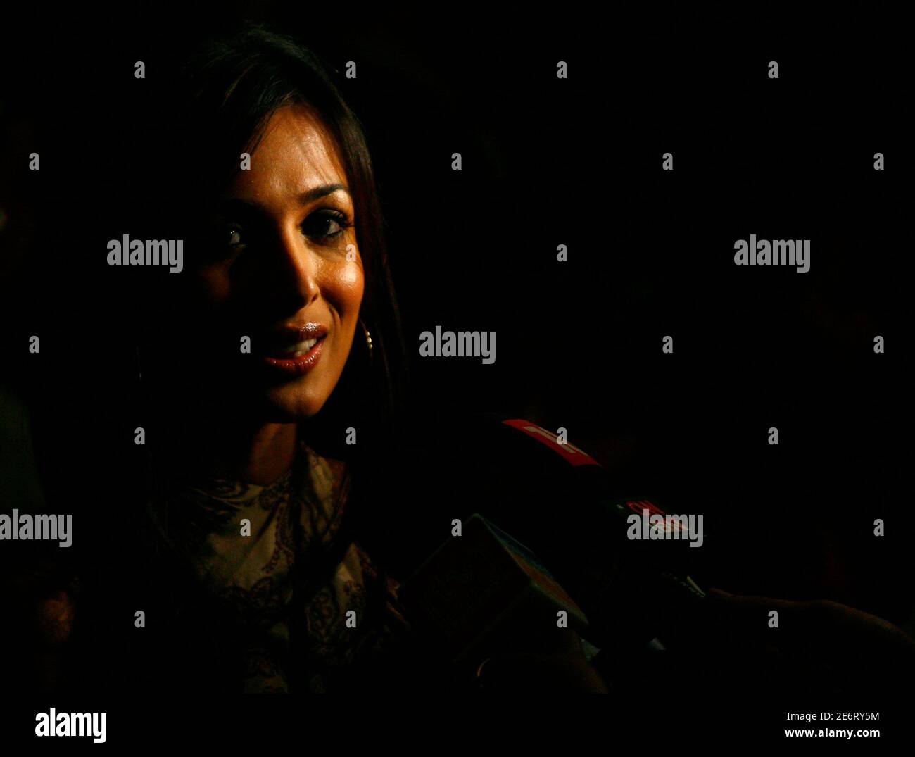 Indian media reporters hi-res stock photography and images - Alamy