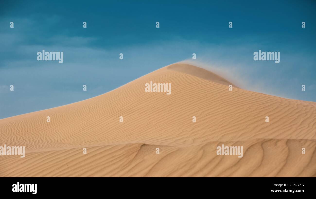 Sandy hill under the sky in a desert Stock Photo - Alamy