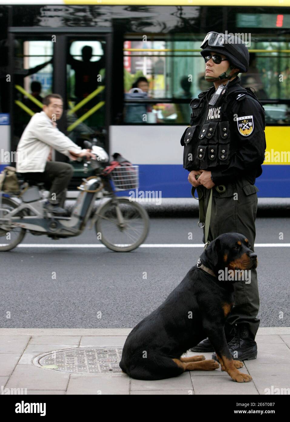 China swat team hi-res stock photography and images - Alamy