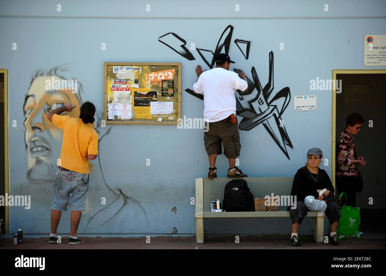 Spray paint murals hi-res stock photography and images - Alamy