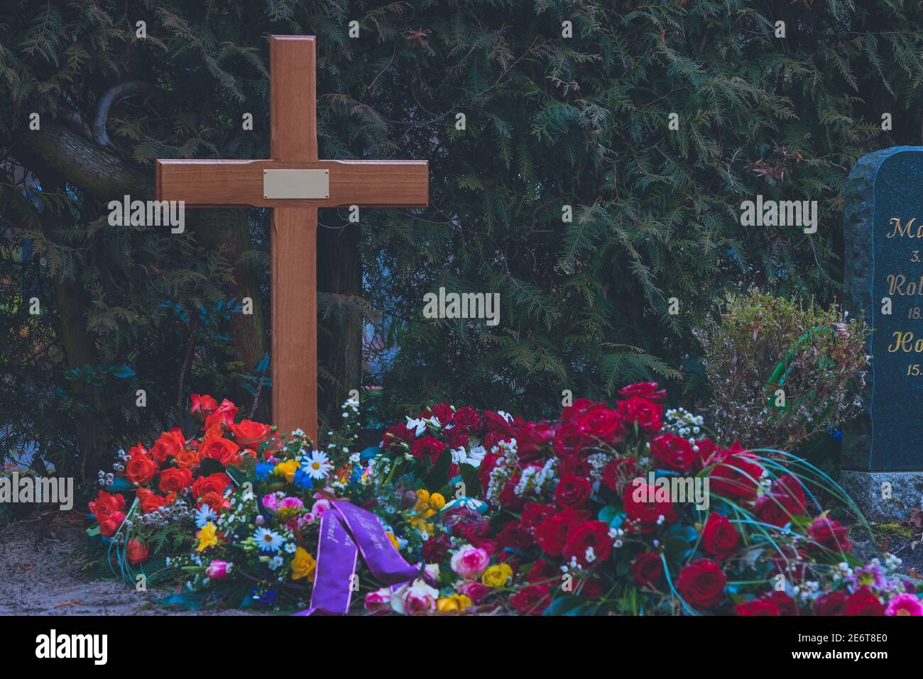 New grave headstone flowers hi-res stock photography and images - Alamy