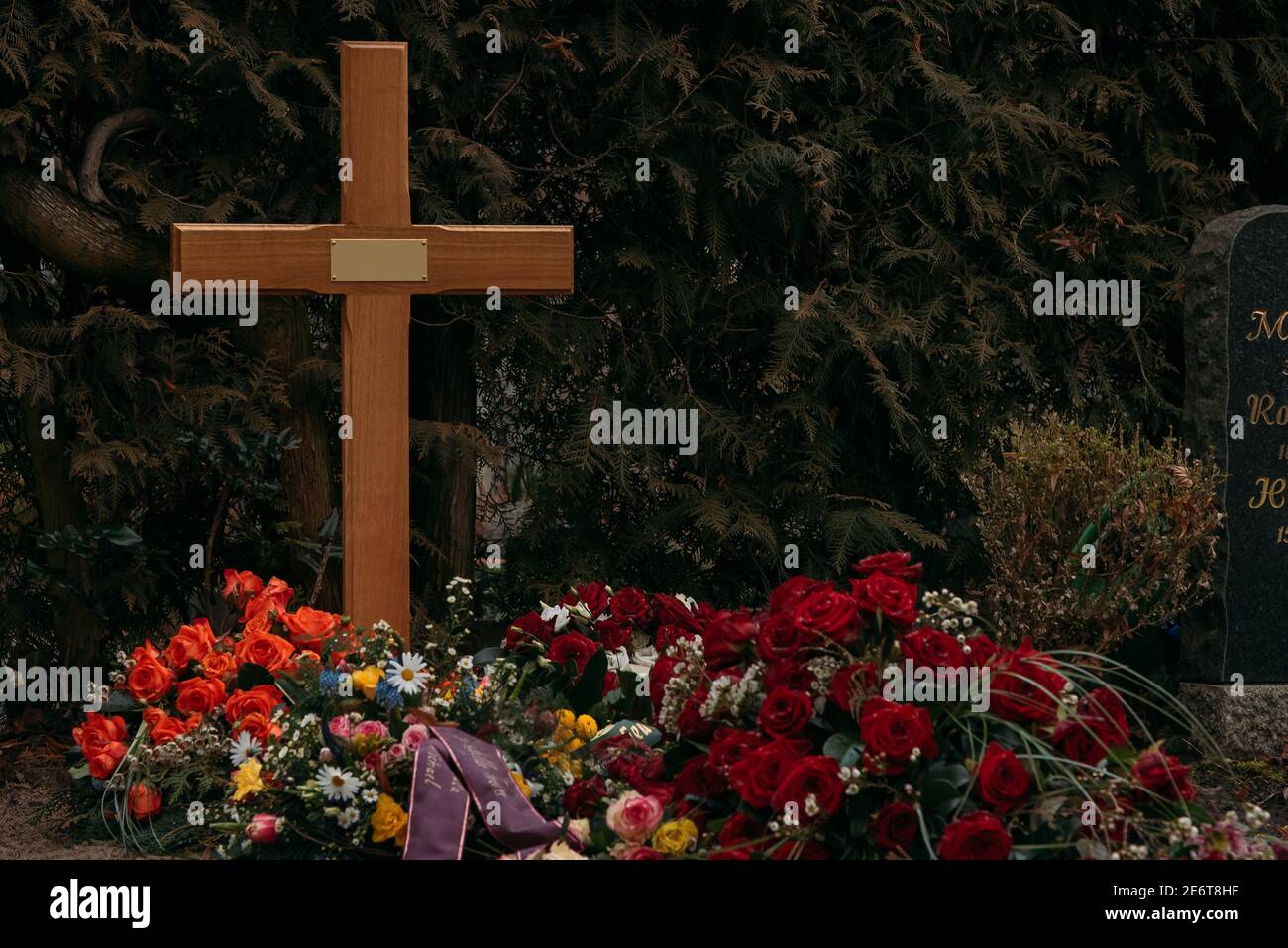 New grave headstone flowers hi-res stock photography and images - Alamy