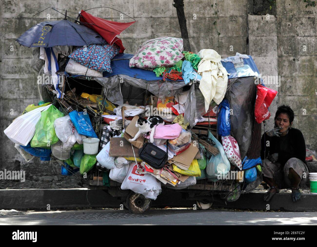 Homeless woman manila hi-res stock photography and images - Alamy