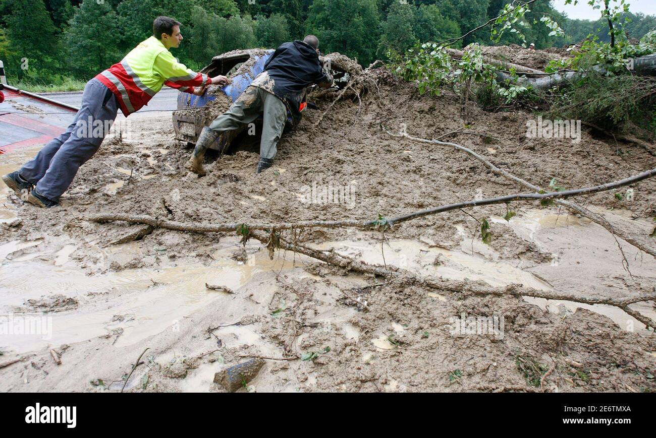 Car stuck in mud rain hi-res stock photography and images - Alamy