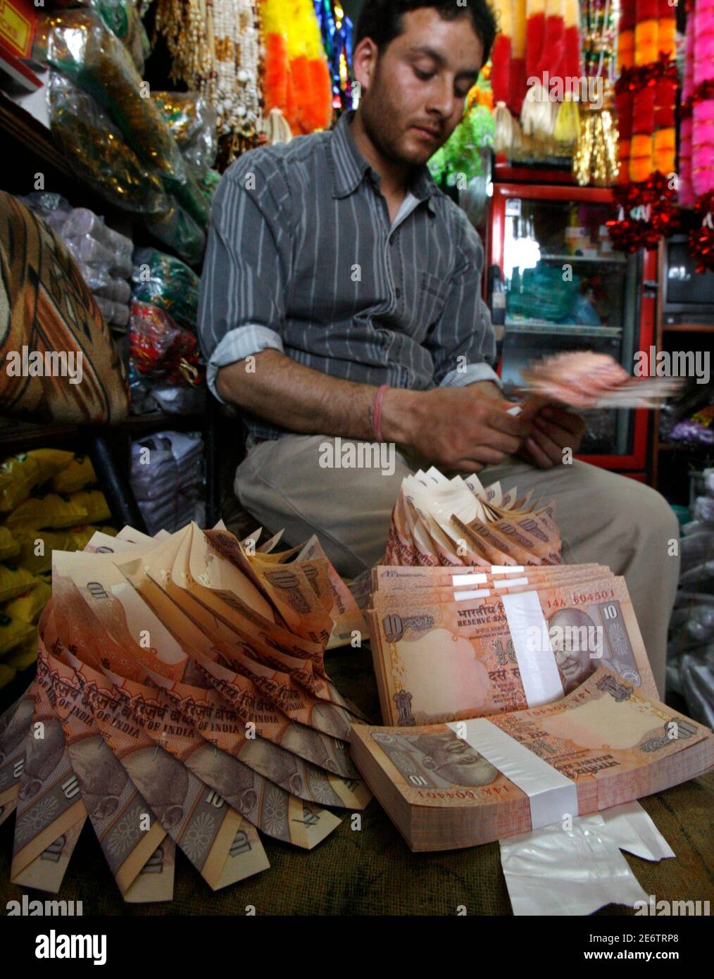 Currency notes garland hi-res stock photography and images - Alamy