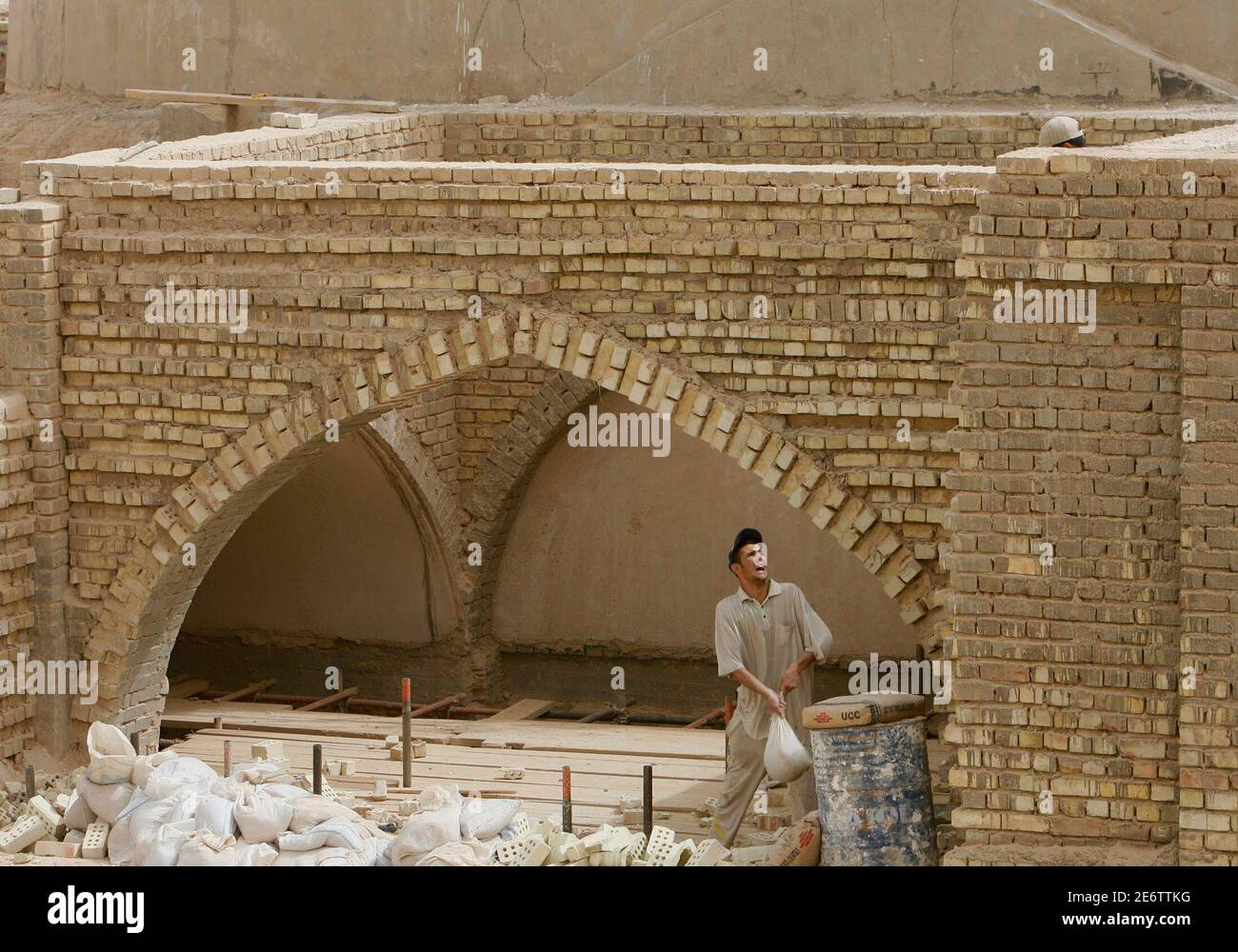 Golden mosque samarra hi-res stock photography and images - Alamy