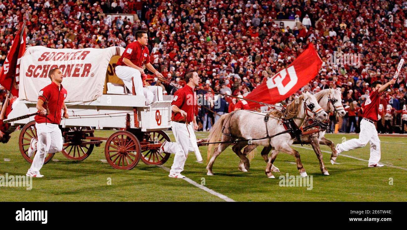 Football sooner schooner High Resolution Stock Photography and Images ...