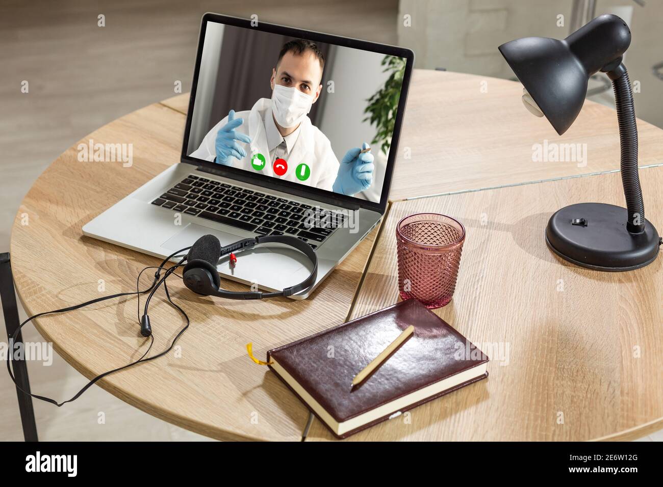 Facetime doctor hi-res stock photography and images - Alamy