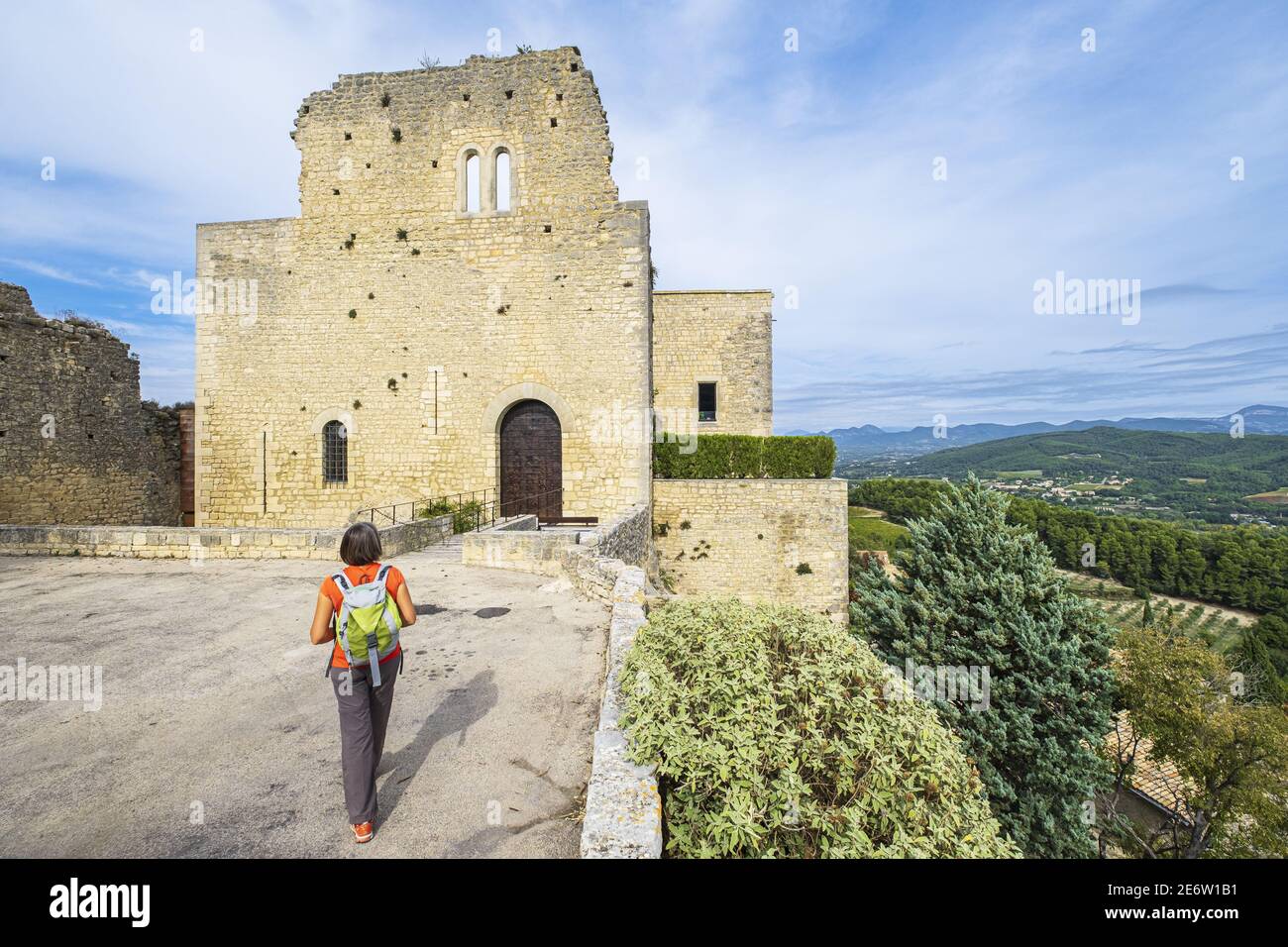 France, Vaucluse, medieval village of Crestet, 9th century castle Stock ...