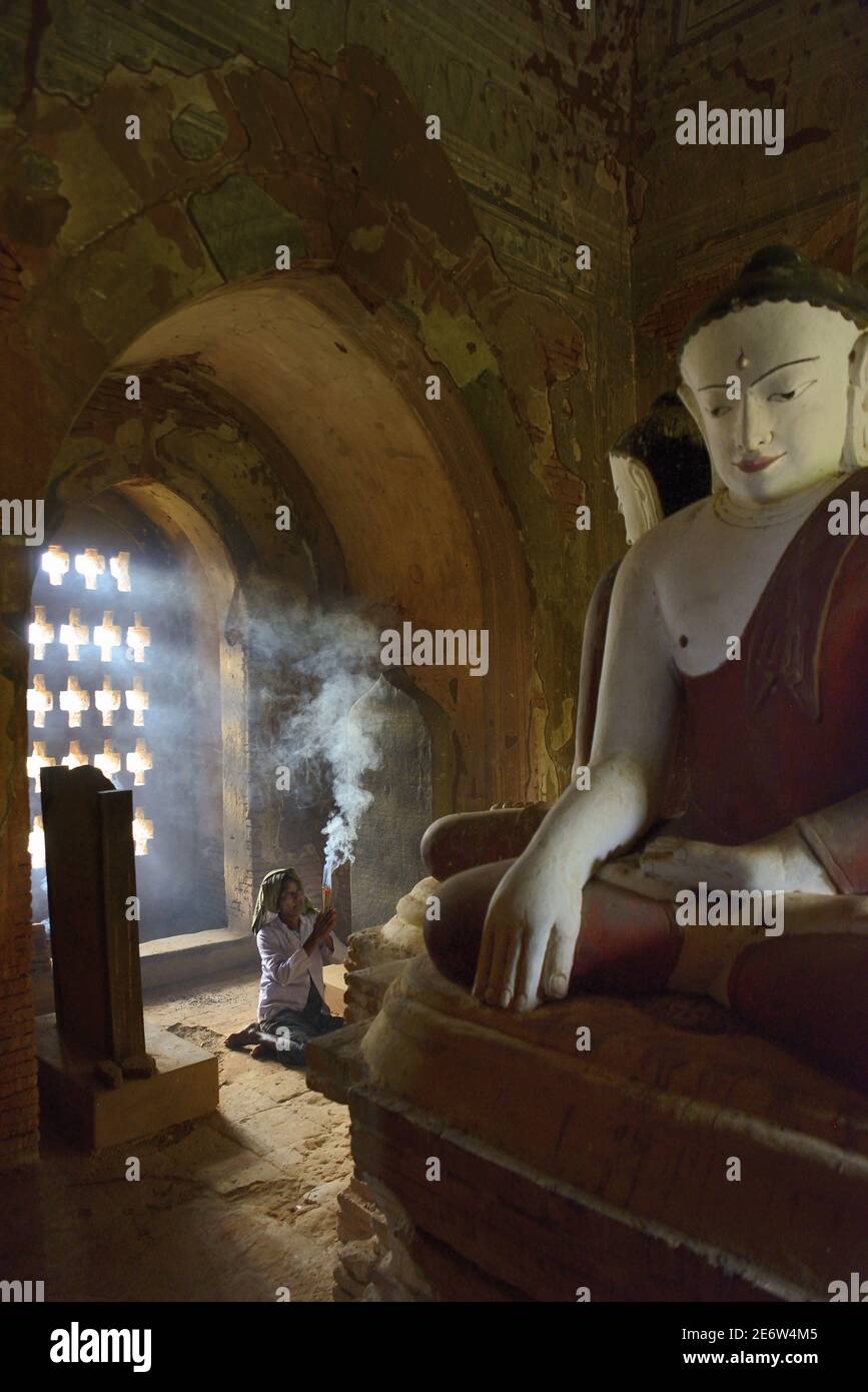 Myanmar (Burma), Bagan, Minnanthu, Thin Kan Yone temple, Old lady ...