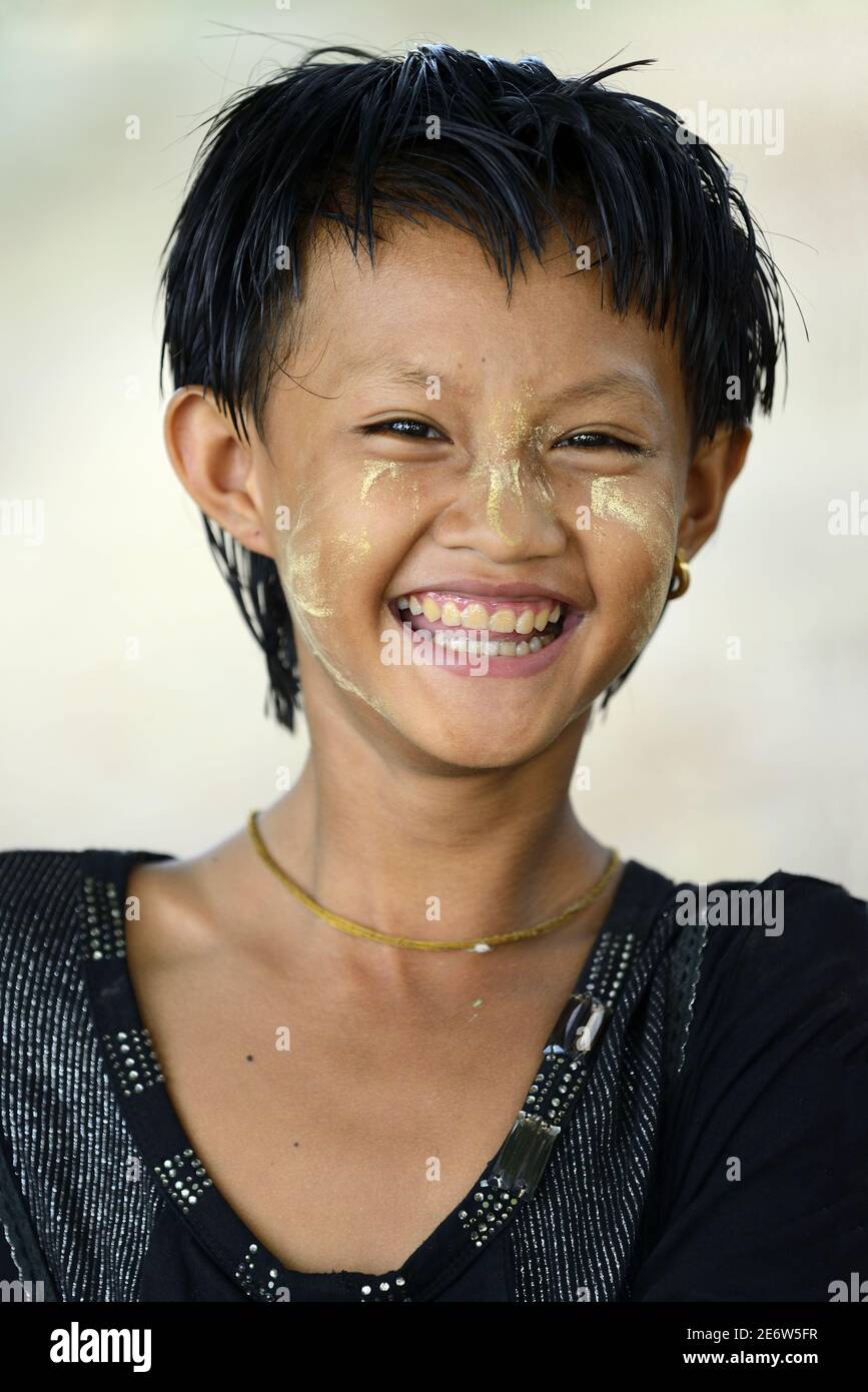 Myanmar (Burma), Kayin (Karen) State, Hpa-An surroundings, Cheerful ...