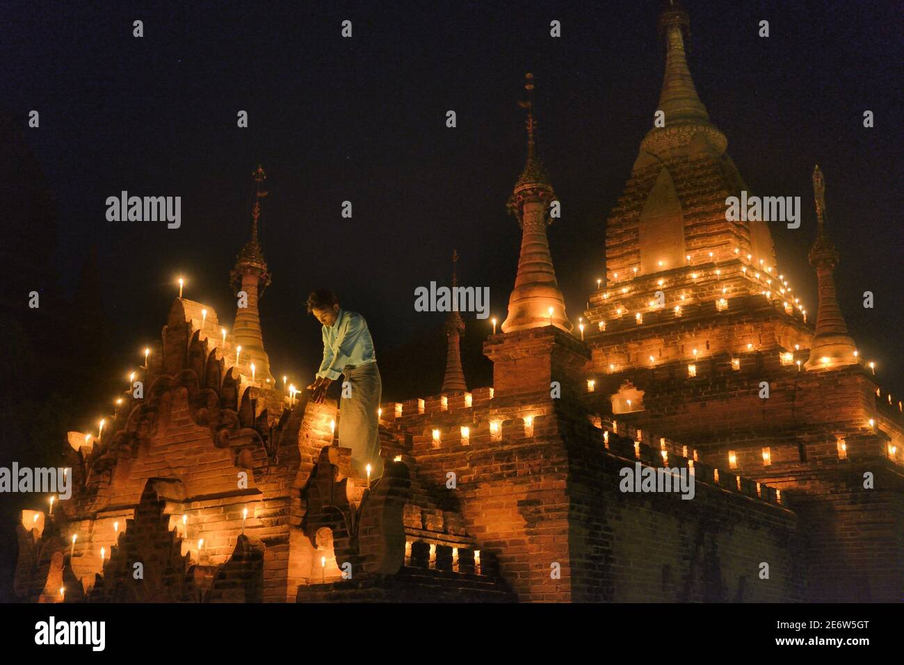 Myanmar (Burma), Bagan, Shwe Mann temple, Thadingyut festival of lights ...