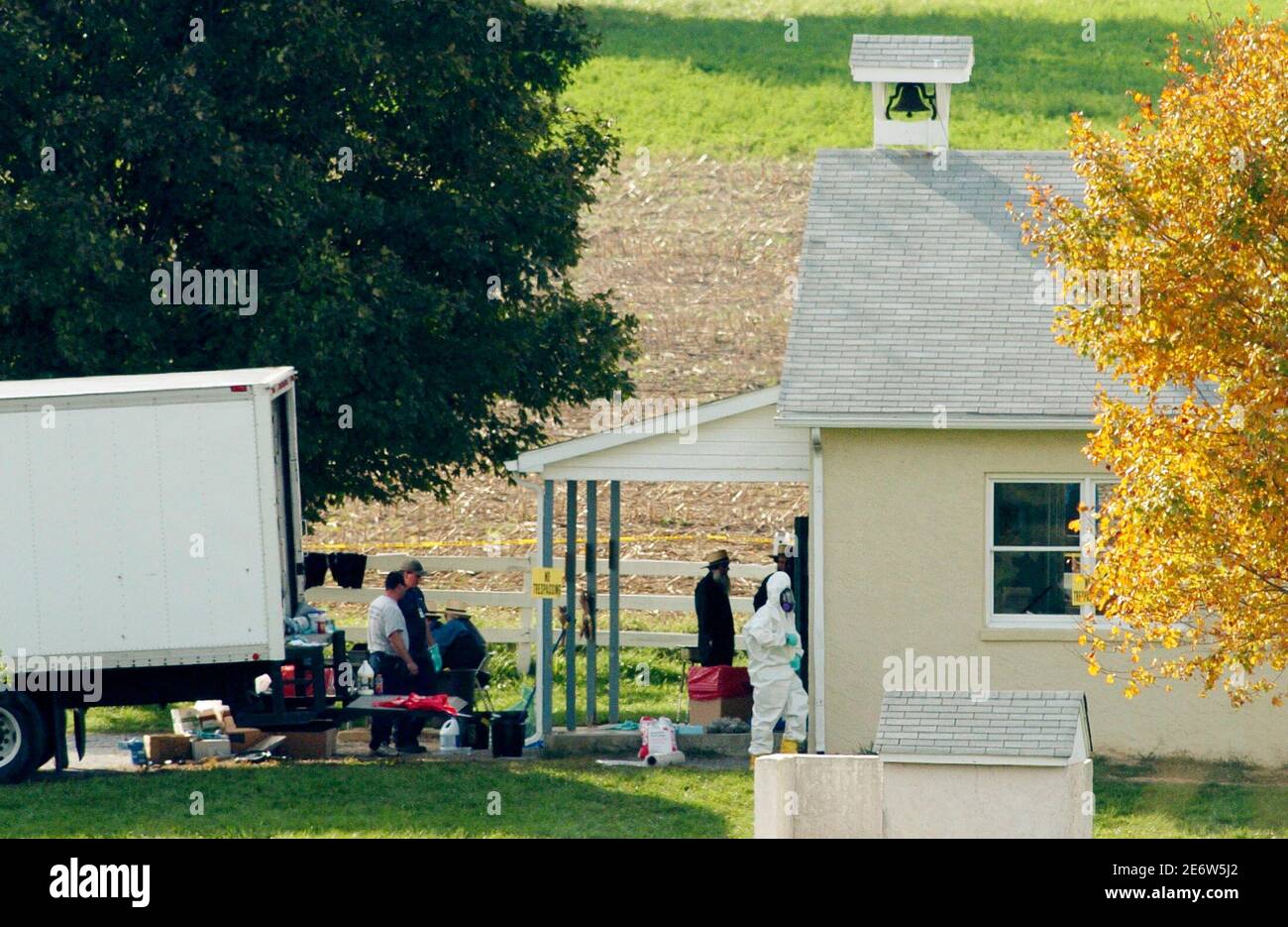 Amish straw hats hi-res stock photography and images - Alamy