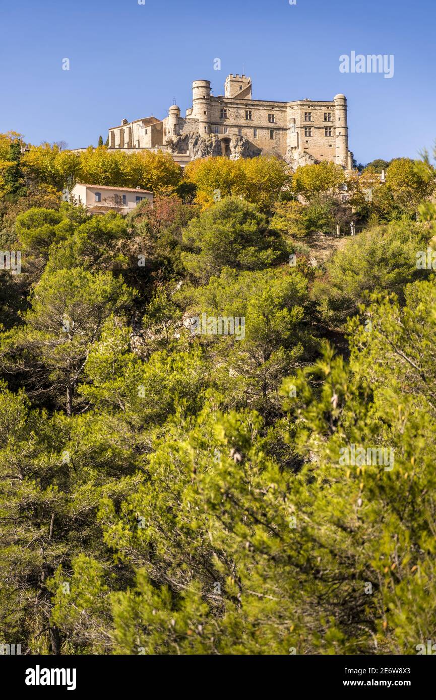Le barroux castle provence hi-res stock photography and images - Alamy