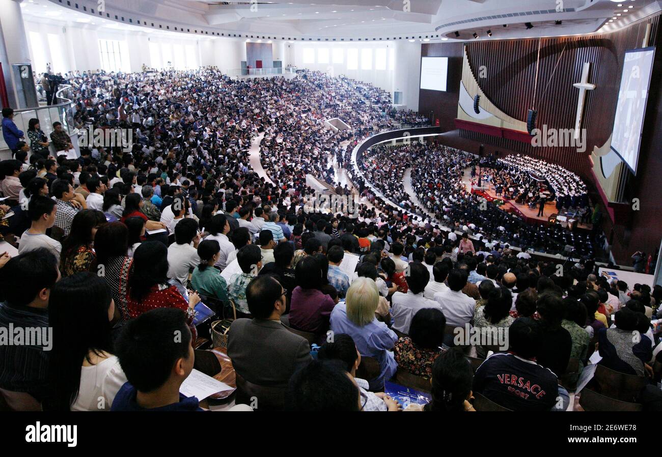 Megachurch service hi-res stock photography and images - Alamy