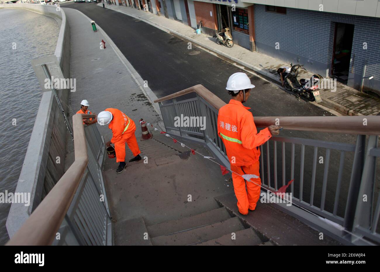 Construction workers on new bridge hi-res stock photography and images ...