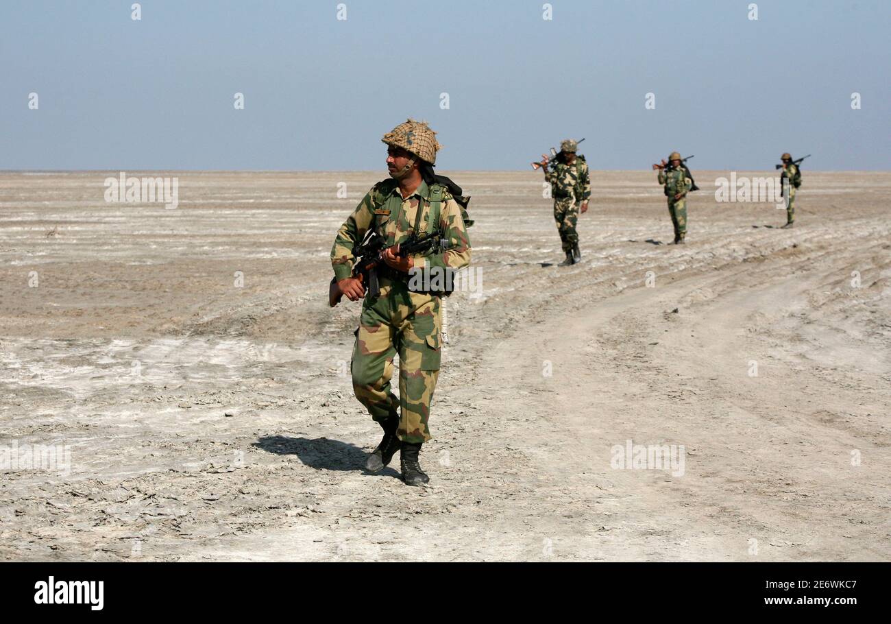 Soldiers bsf border security force hi-res stock photography and images ...