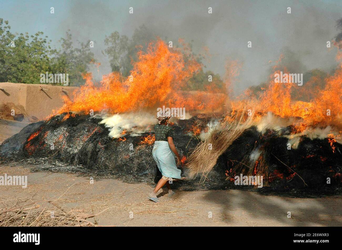 Firing pottery hi-res stock photography and images - Alamy