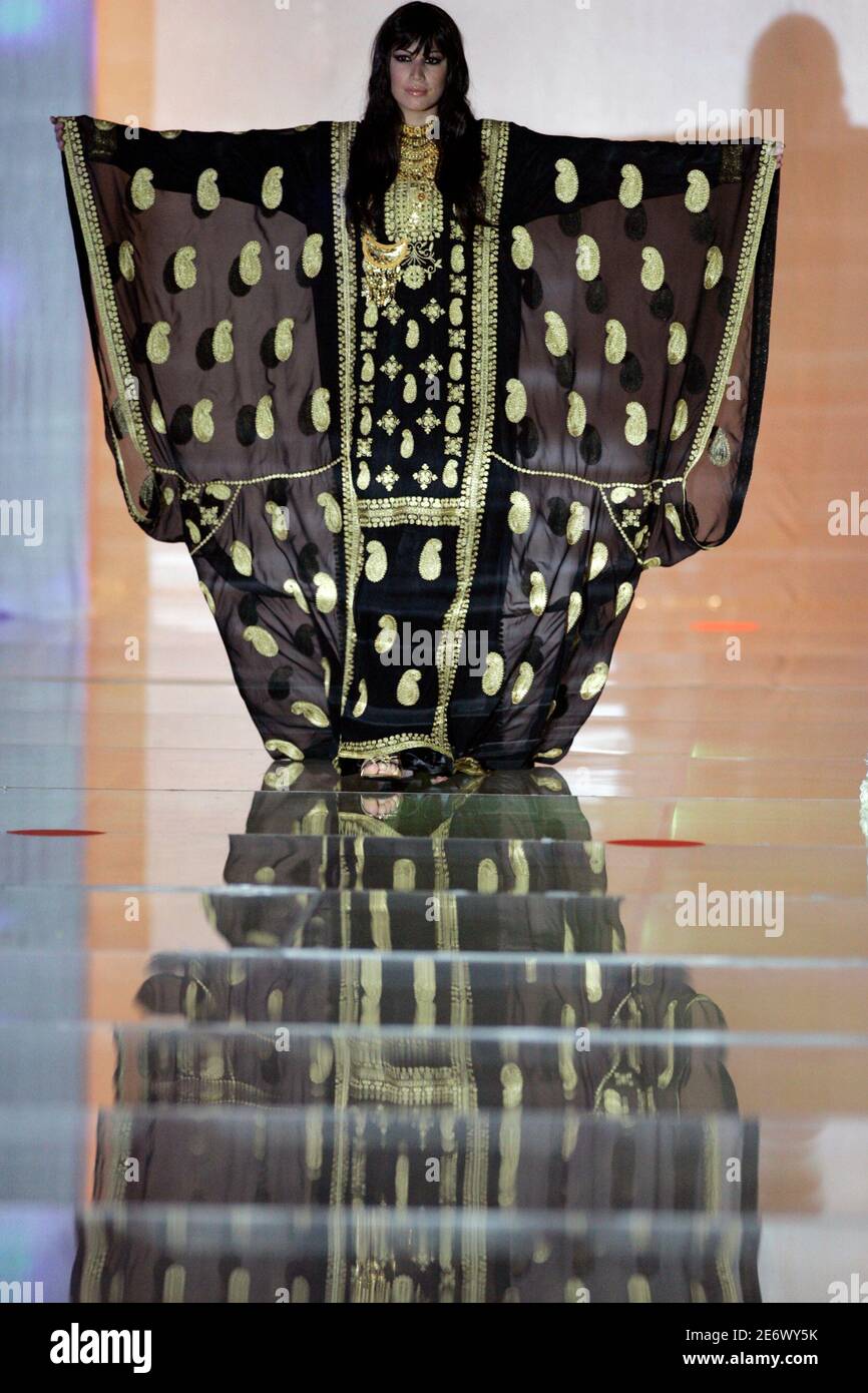Qatar dress hi-res stock photography and images - Alamy