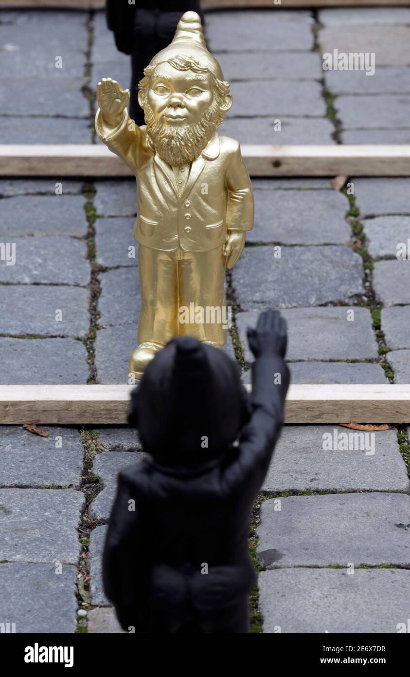 Dwarves human hi-res stock photography and images - Alamy