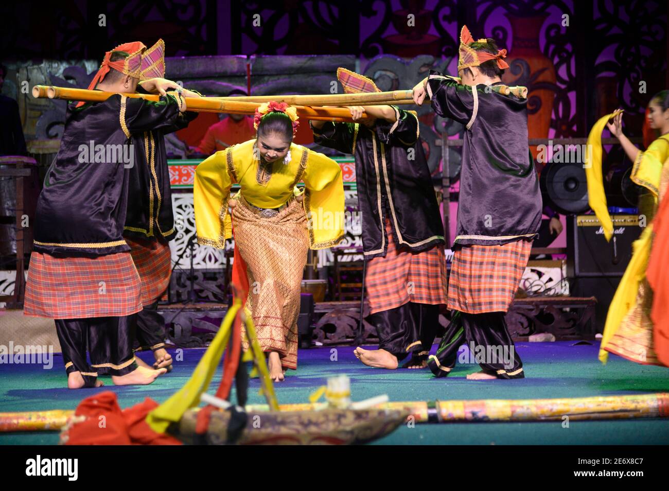 Bamboo pole dancers hi-res stock photography and images - Alamy