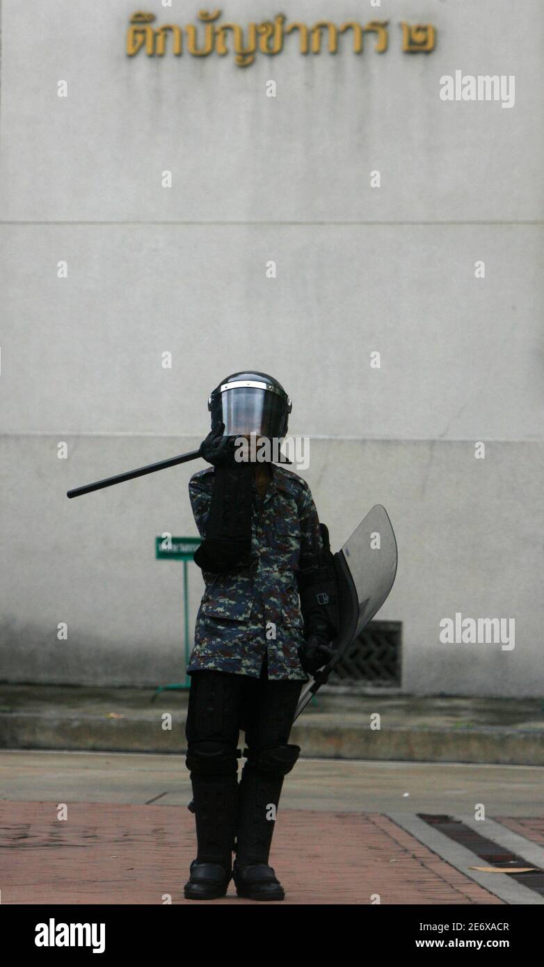 Thai security guard thai prime hi-res stock photography and images - Alamy