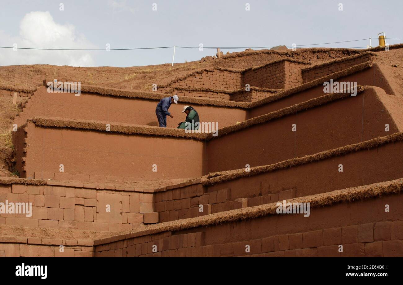 Human pyramid collapse hi-res stock photography and images - Alamy