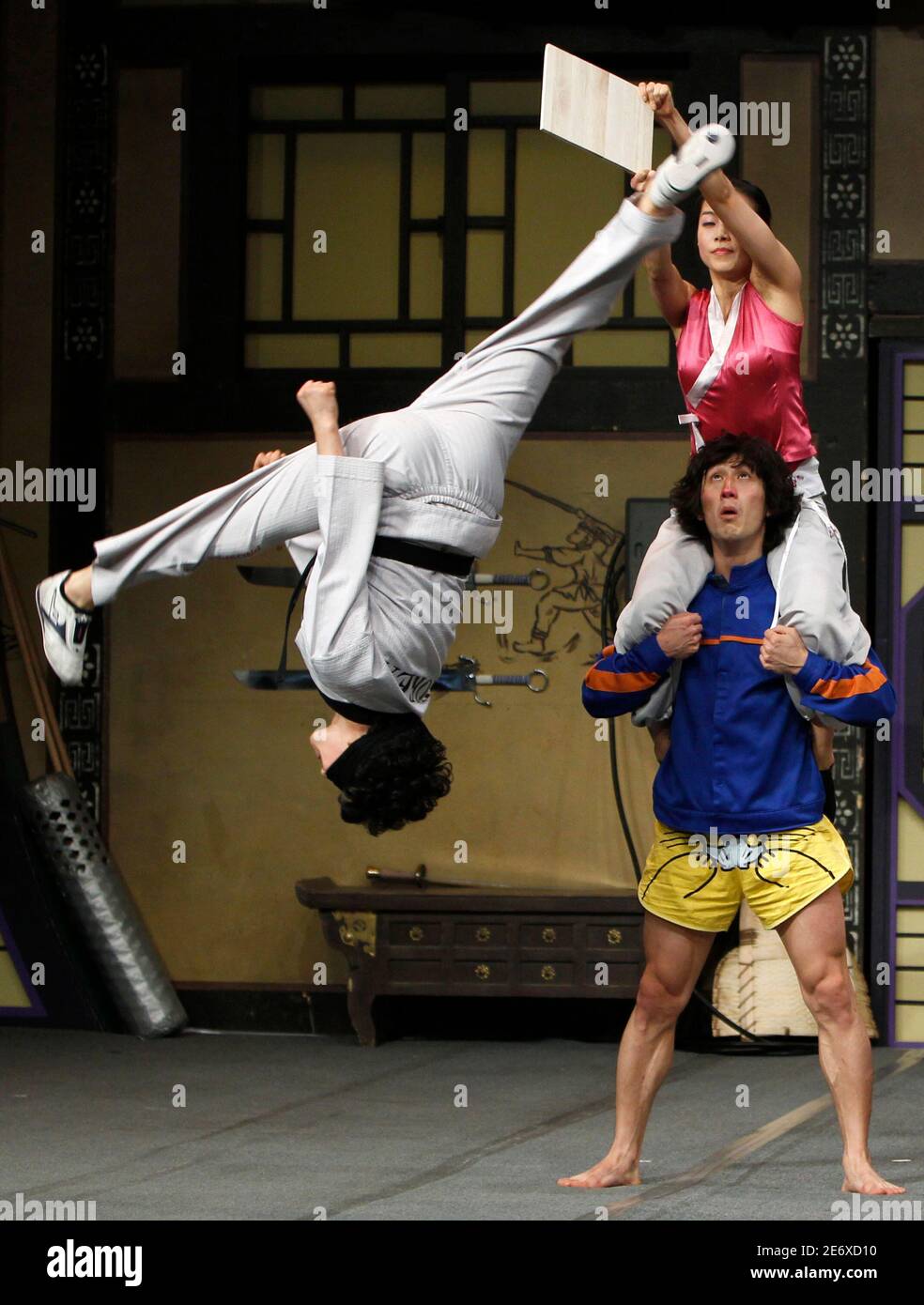 Acrobatics troupe hi-res stock photography and images - Alamy