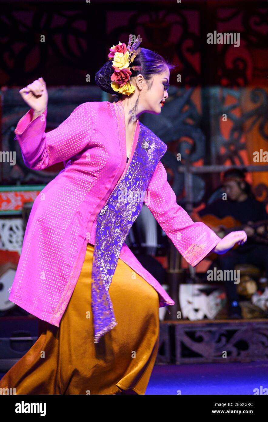 Malaysia joget dance hi-res stock photography and images - Alamy