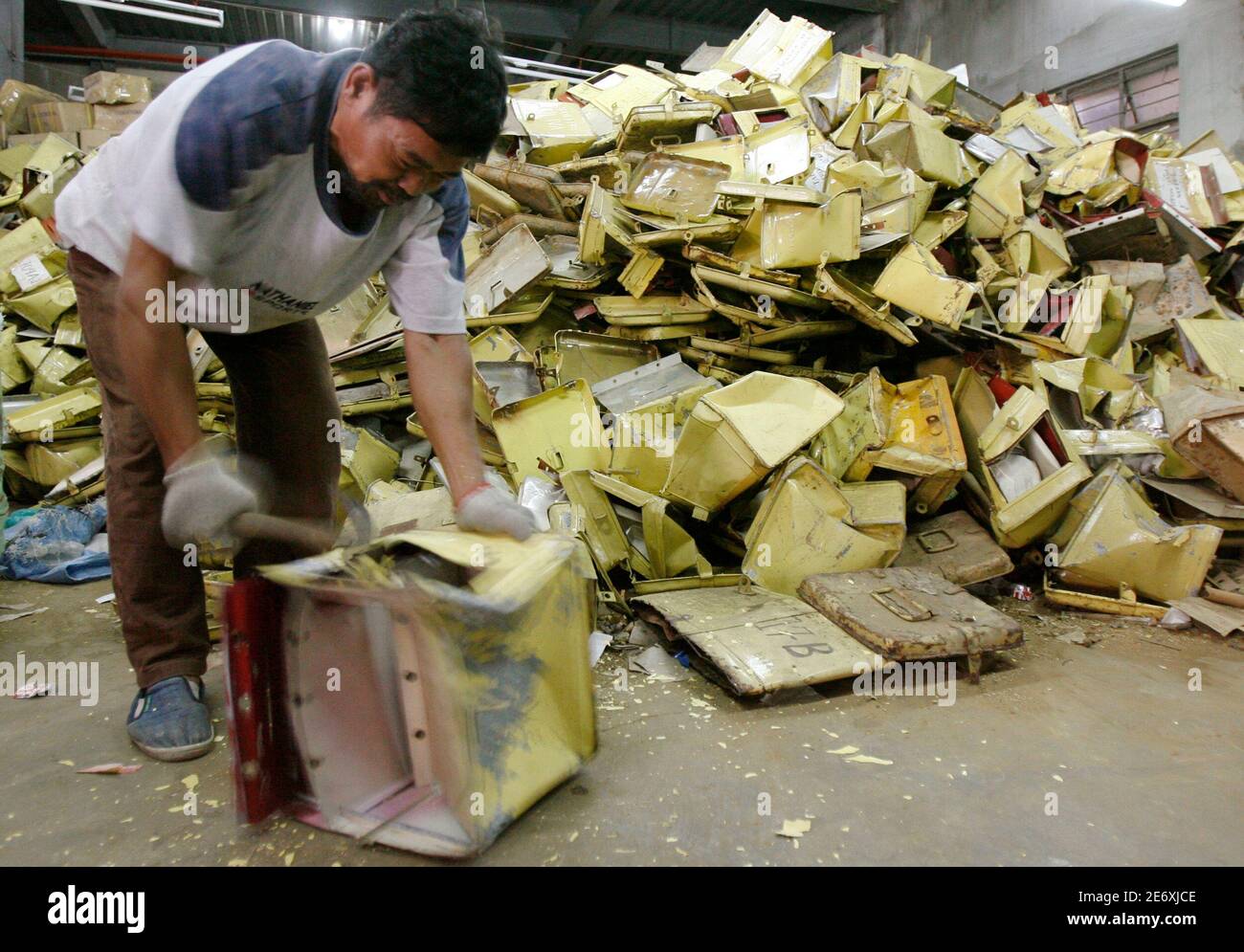 Warehouse damaged boxes hi-res stock photography and images - Alamy
