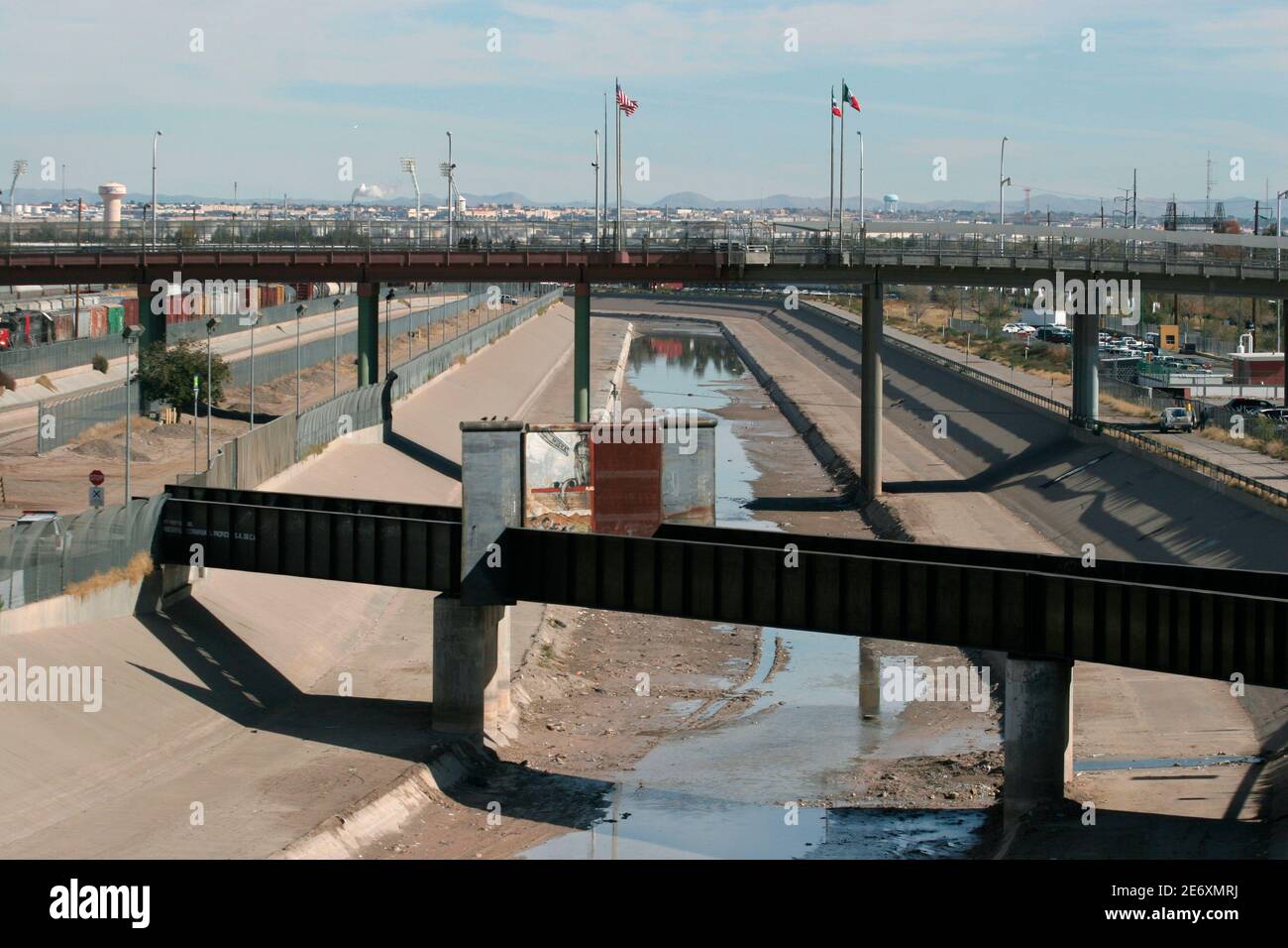 Border water feature hi-res stock photography and images - Alamy